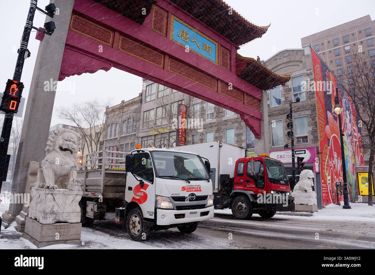 Snow draped gate hi-res stock photography and images - Alamy