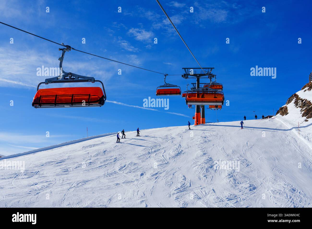 Snowboarding under gondola lifts hi-res stock photography and images ...