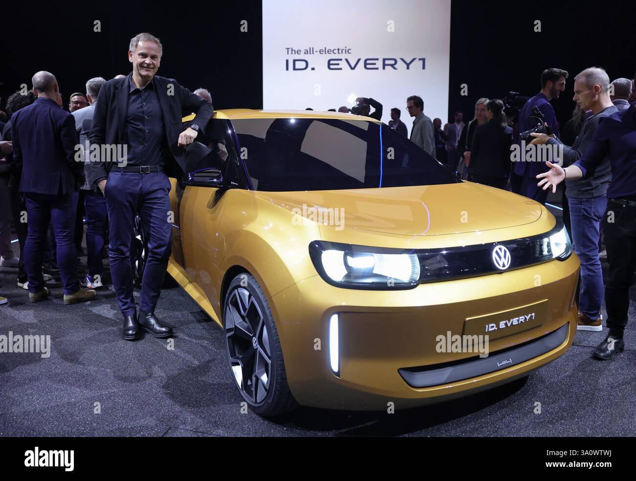 Duesseldorf, Germany. 05th Mar, 2025. Oliver Blume (l), Chairman of the ...