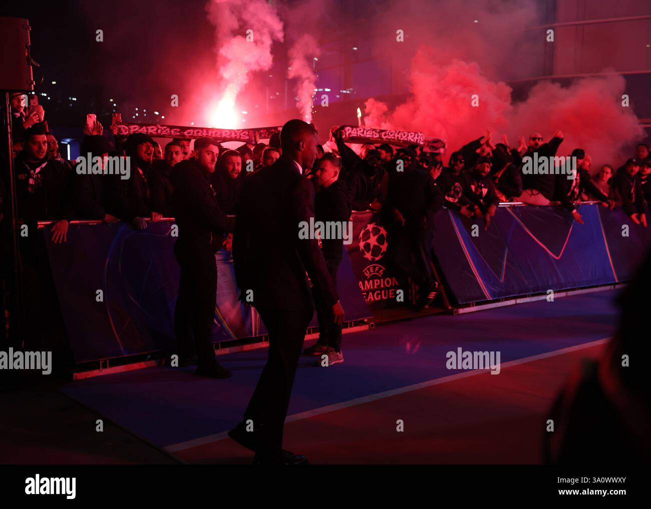 Paris, France. 5th Mar, 2025. PSG Players arrive as fans set off flares ...