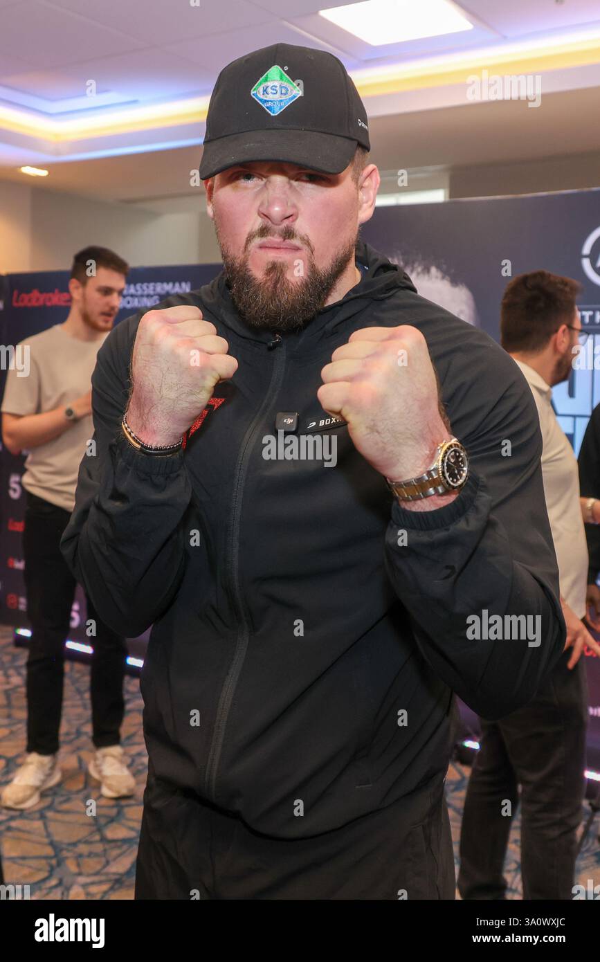 Tommy welch hell boy hi-res stock photography and images - Alamy