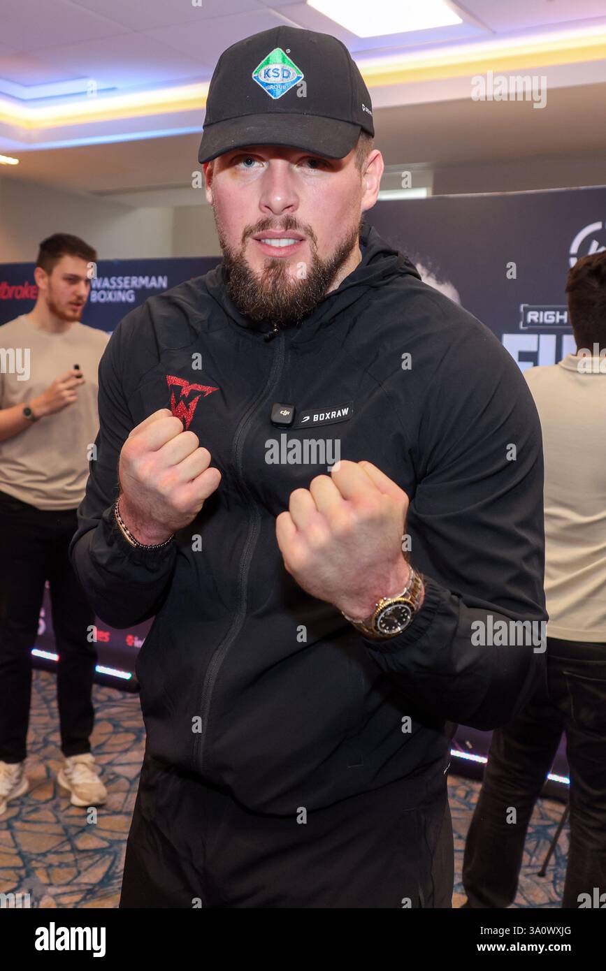 Tommy welch hell boy hi-res stock photography and images - Alamy