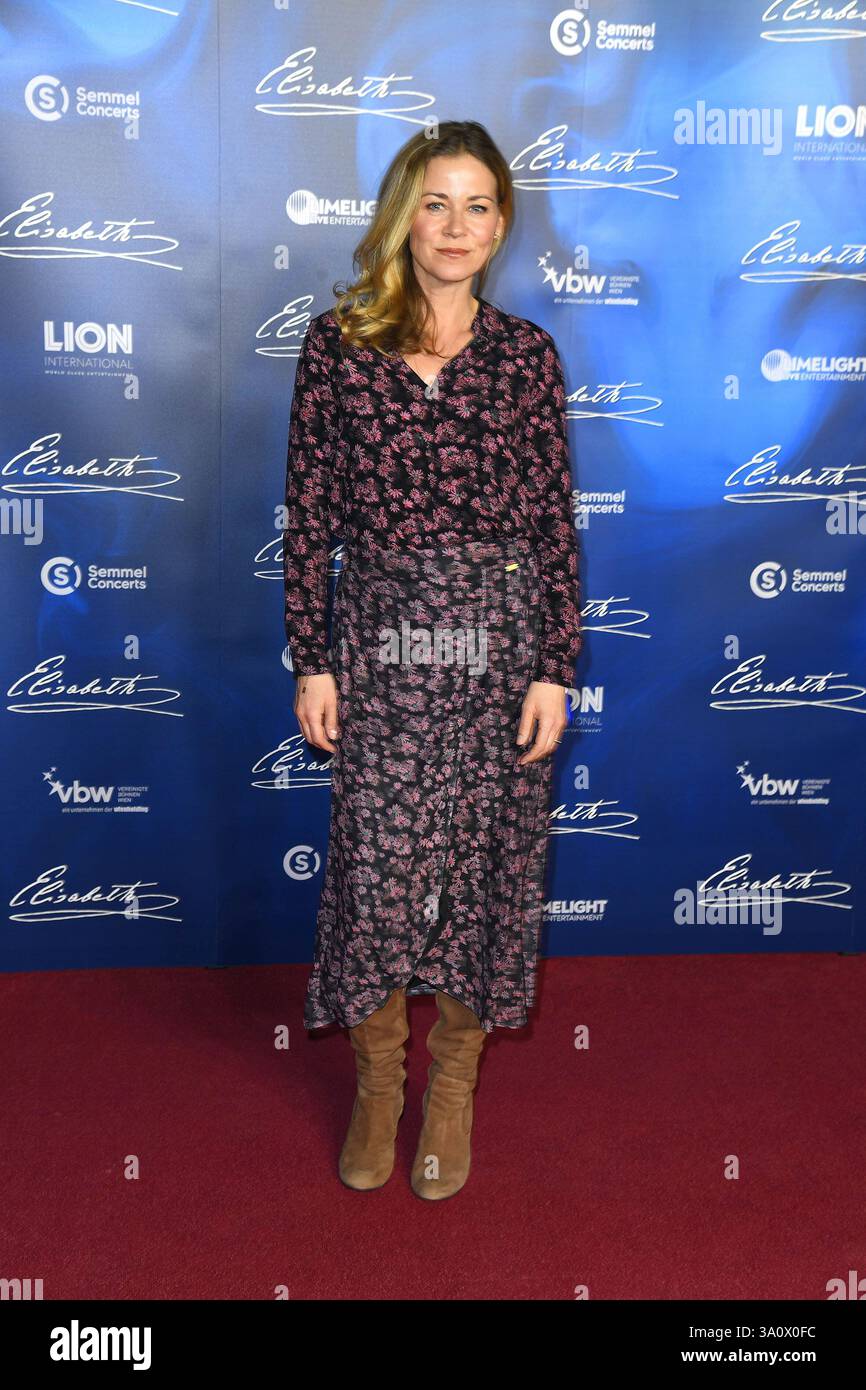 Jessica Ginkel bei der Elisabeth - Das Musical Premiere im Theater des ...