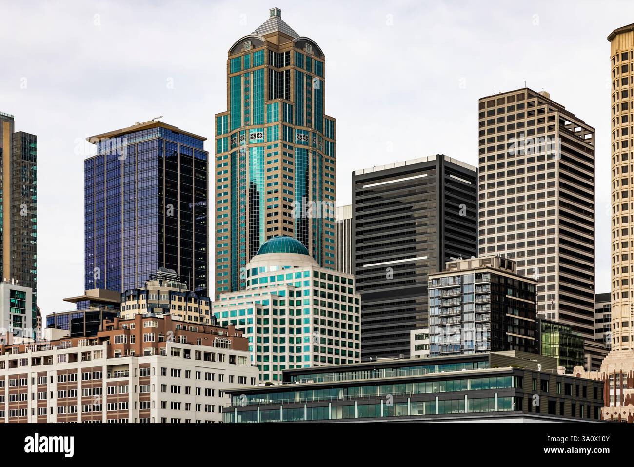 Skyline of Seattle viewed from Colman Ferry Dock, Washington State, USA ...