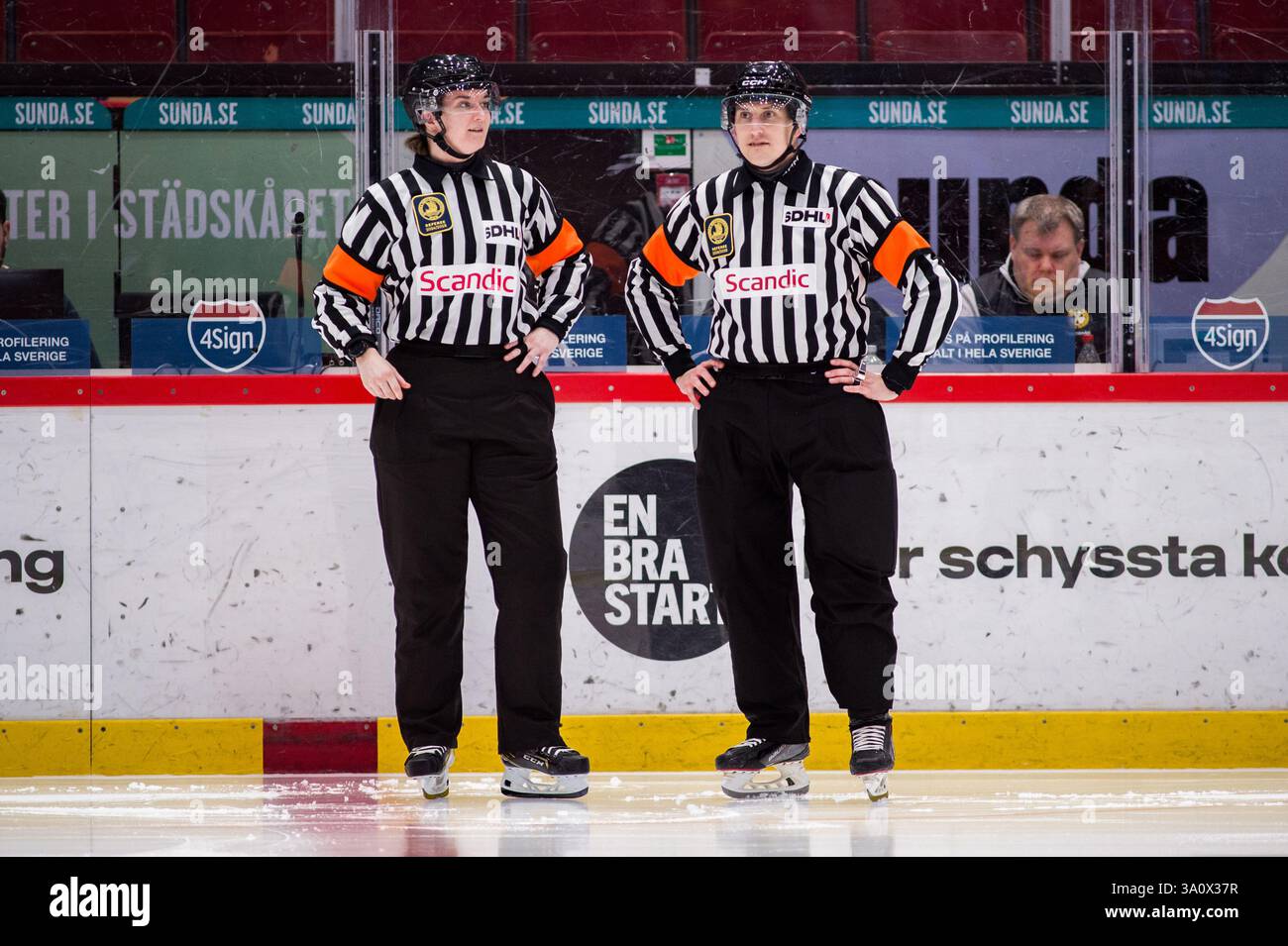 250305 Domare Sabina Küller och Domare Christoffer Claar under semifinal tre i SDHL mellan ...