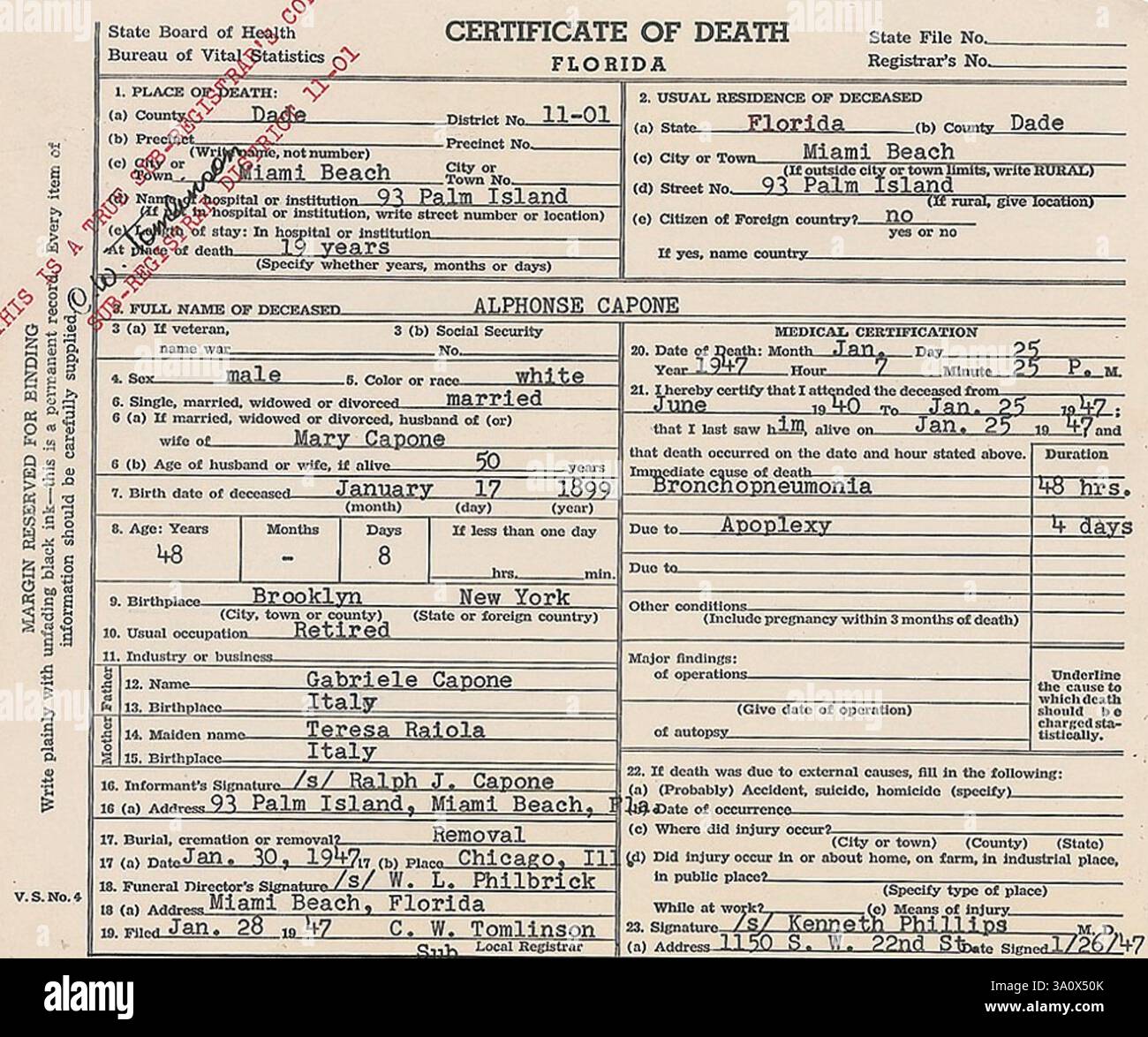 AL CAPONE (1899-1947) American gangsters death certificate Stock Photo ...