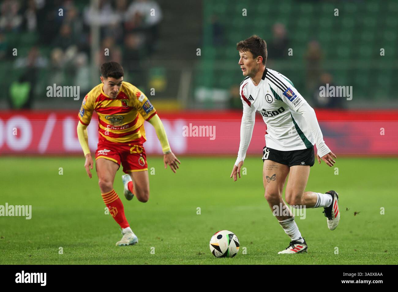 Miki Villar of Jagiellonia Bialystok (L) and Marc Gual of Legia ...