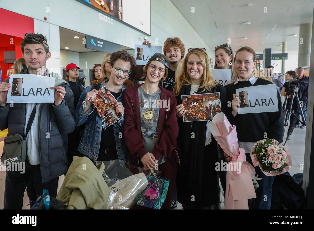 The crew of the film "The Man Who Could Not Remain Silent" returned to ...