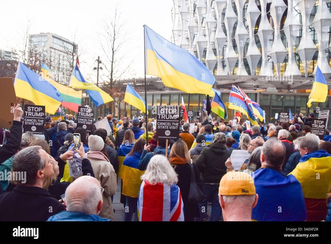London, UK. 05th Mar, 2025. Protesters hold a Ukrainian flags and anti ...