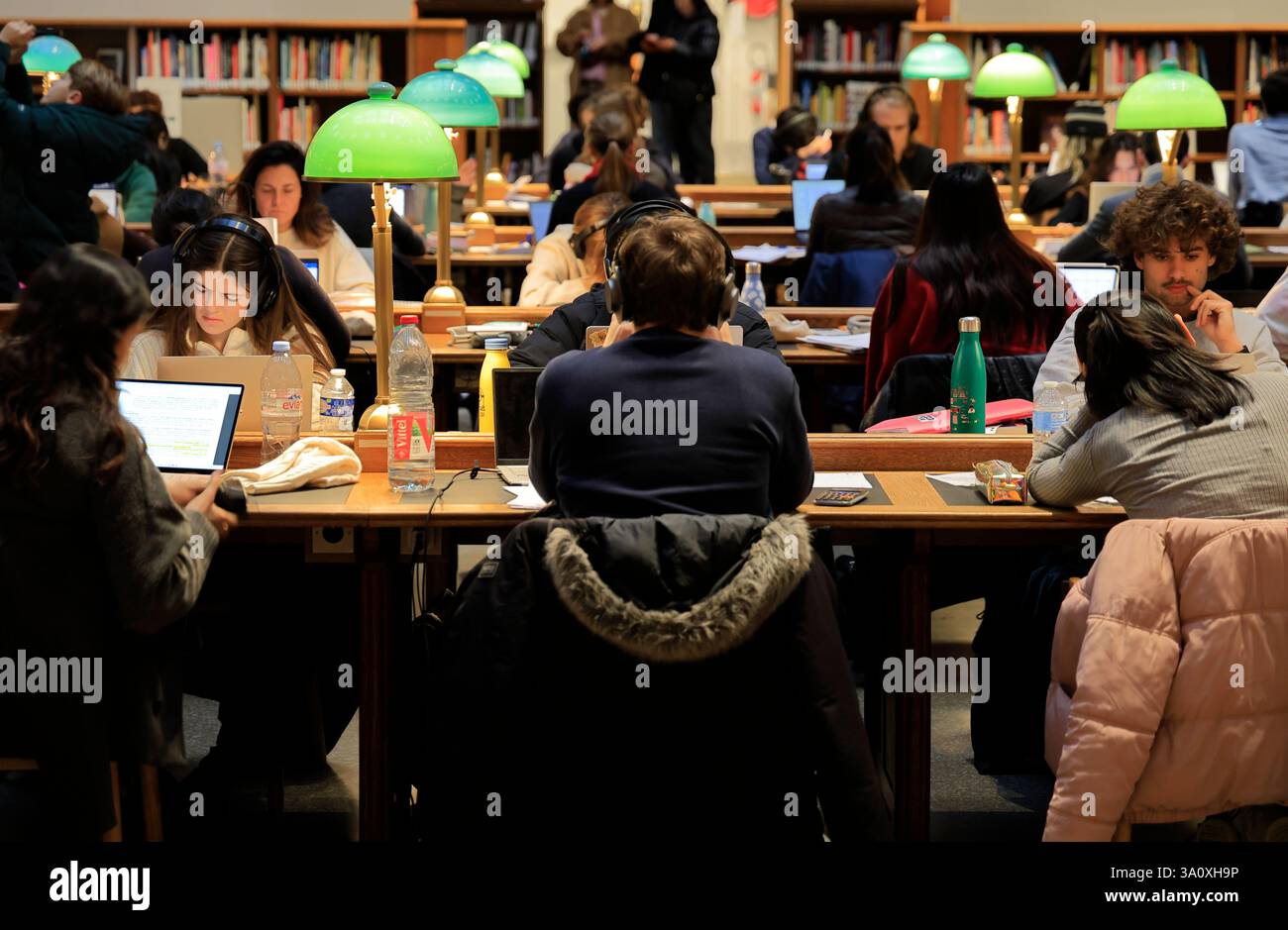 Readers inside of the oval reading room (Las Salle Oval) of the ...