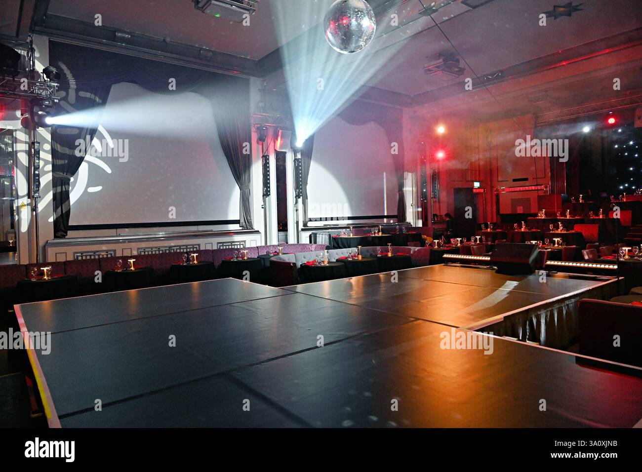 LONDON, ENGLAND - MARCH 5th 2025: Roxie Rocks Chicago at The London ...