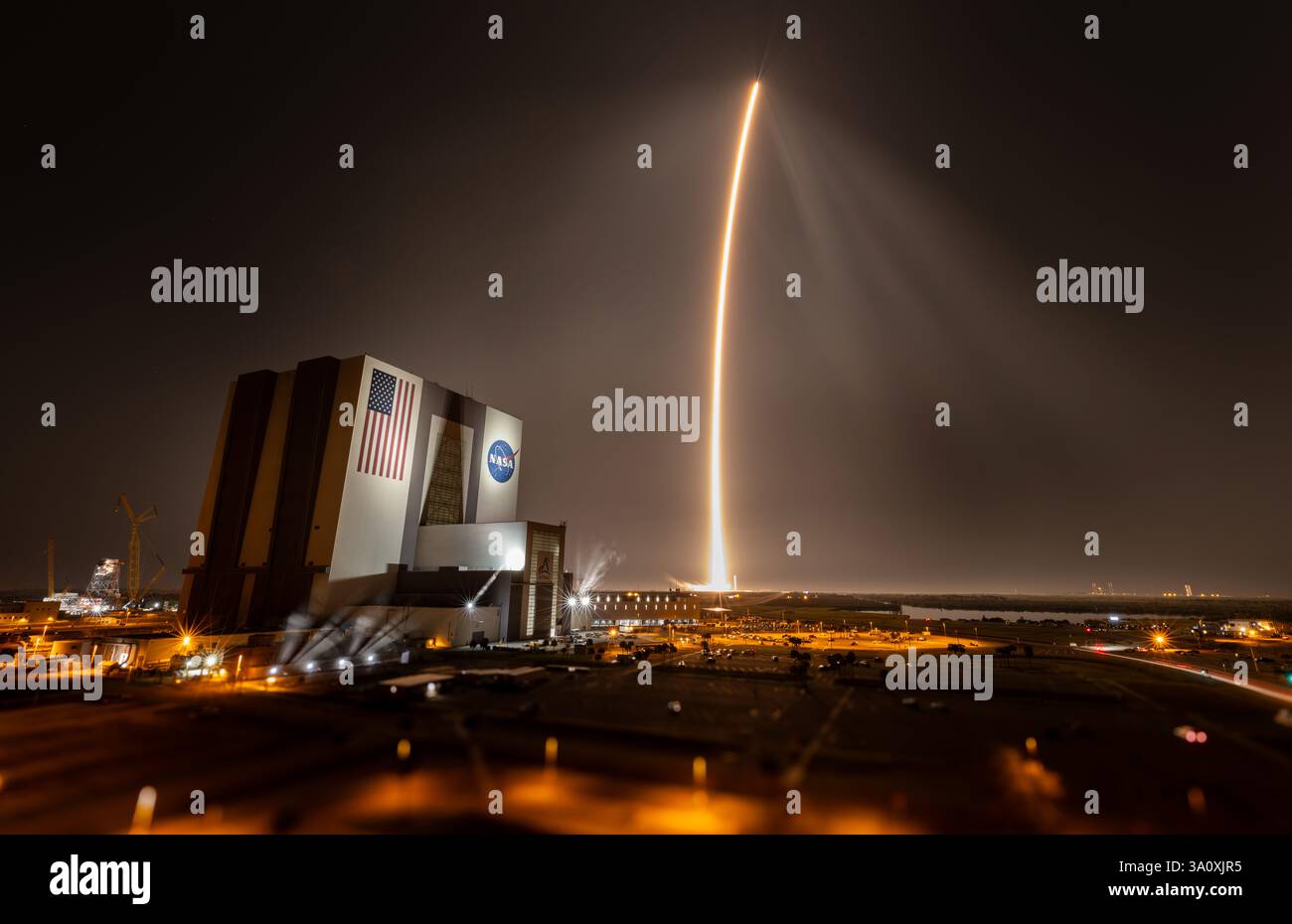 KSC, Florida, USA. 26th Feb, 2025. Creating a golden streak in the ...