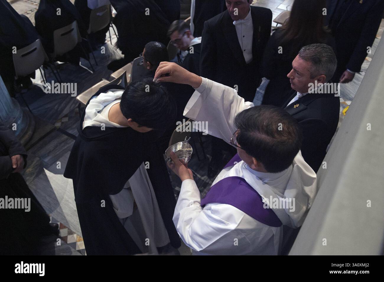 **NO LIBRI** Italy, Rome, 2025/3/5A priest sprinkles the head of a ...