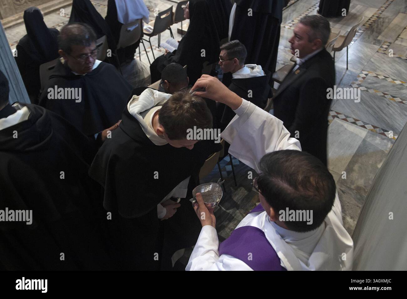 **NO LIBRI** Italy, Rome, 2025/3/5A priest sprinkles the head of a ...