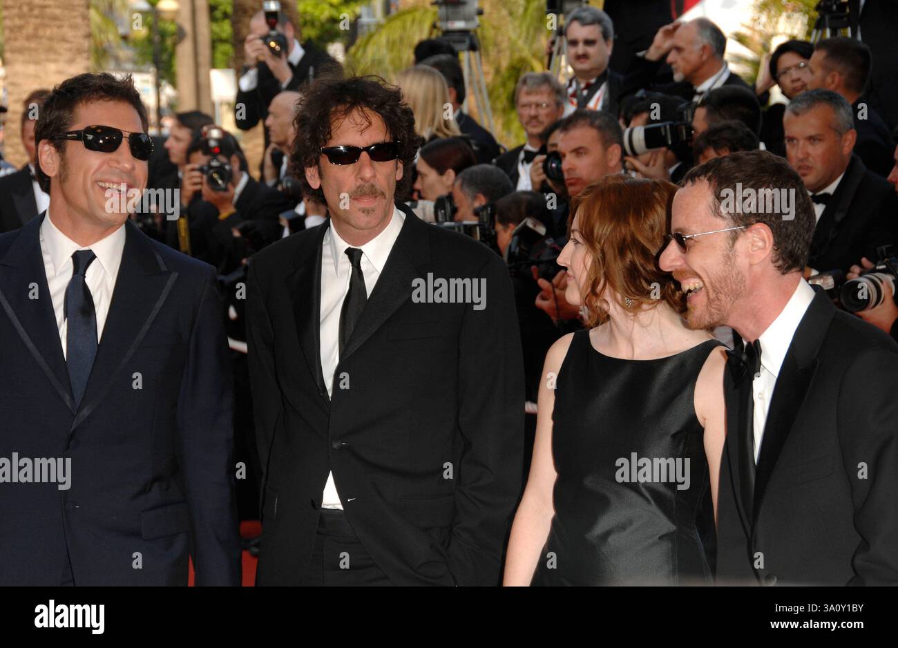 JAVIER BARDEM, JOEL COEN, KELLY MacDONALD & ETHAN COEN."No Country for ...