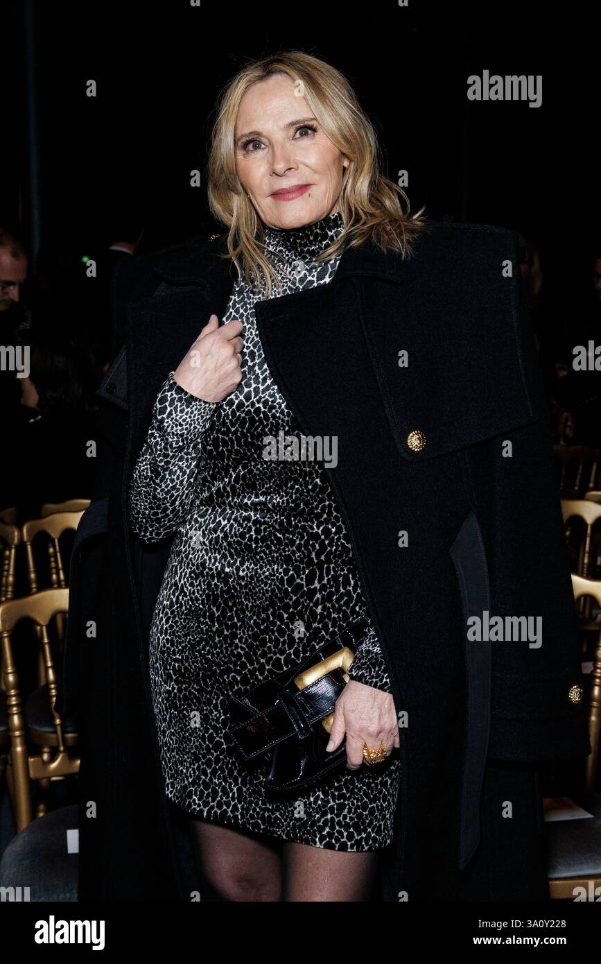 Paris, Frankreich. 05th Mar, 2025. Kim Cattrall attends BALMAIN Autumn-Winter 2025 runway during ...