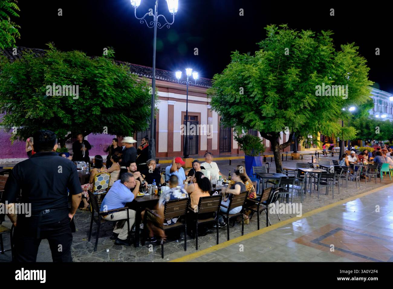 The night view of the outdoor seating for restaurants in Calle La ...