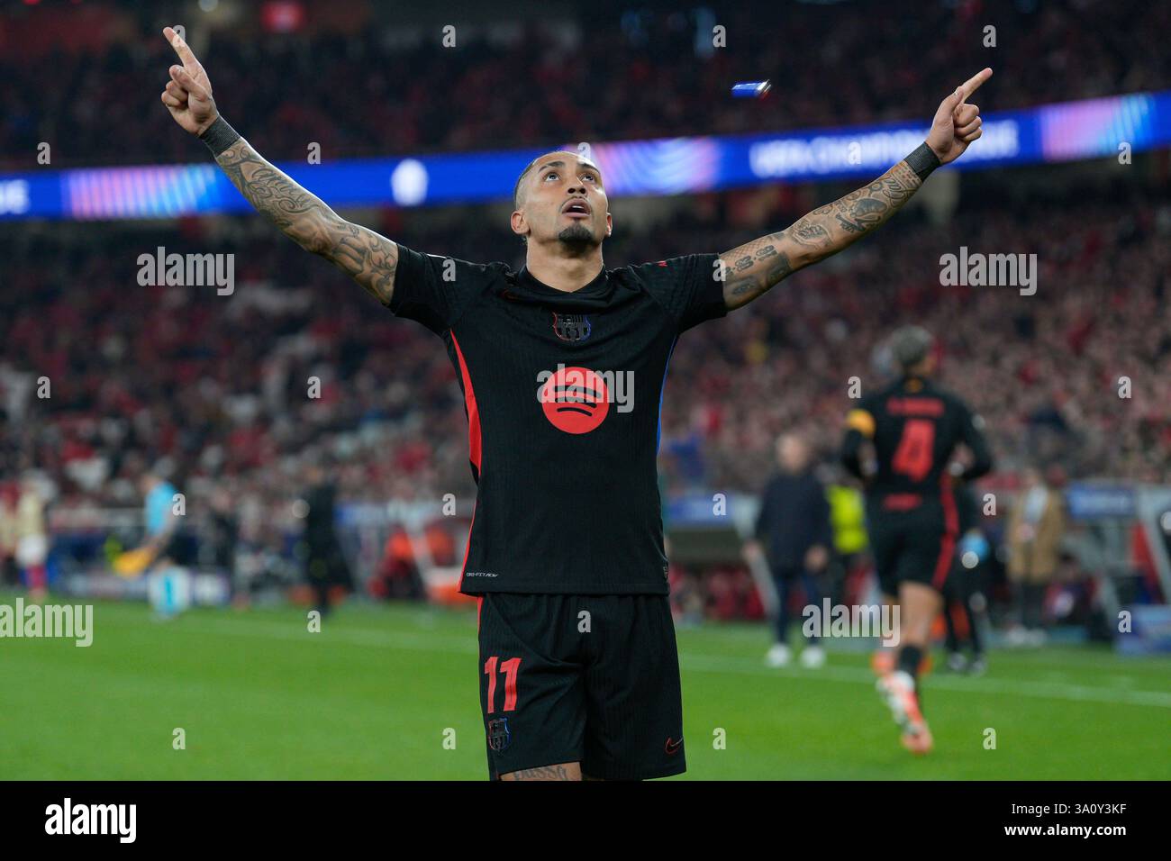 Raphael Dias Belloli (Raphinha) of FC Barcelona celebrates his goal ...