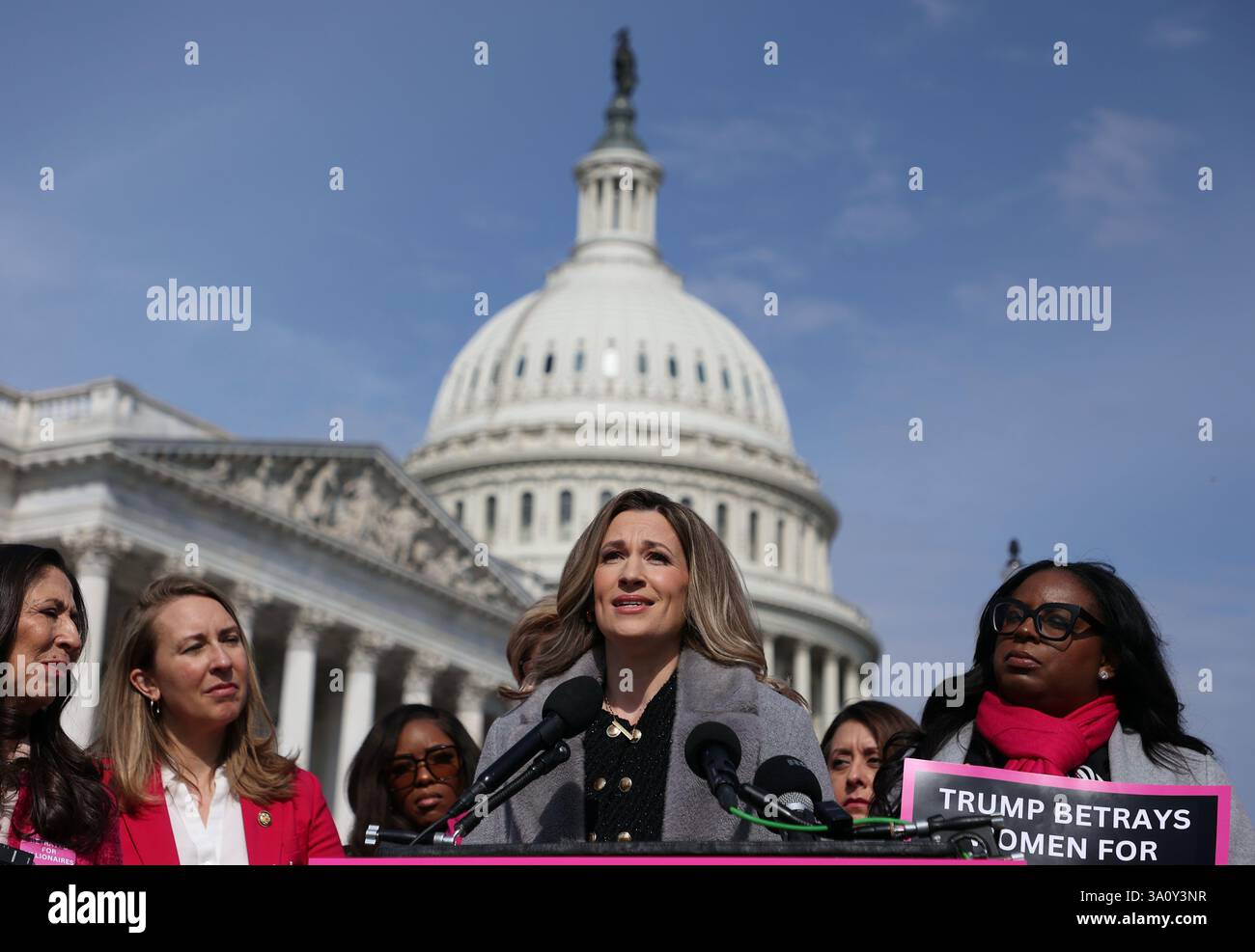 Washington Dc, Virginia, USA. 4th Mar, 2025. WBZ-TV meteorologist Sarah ...