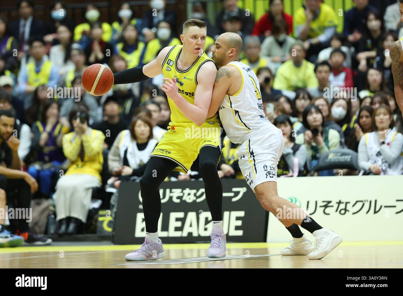 (L-R) Josh Hawkinson (Sunrockers), Michael Parker (Crane Thunders ...