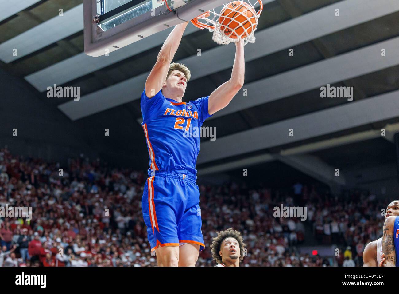Florida forward/center Alex Condon (21) dunks the ball against Alabama ...