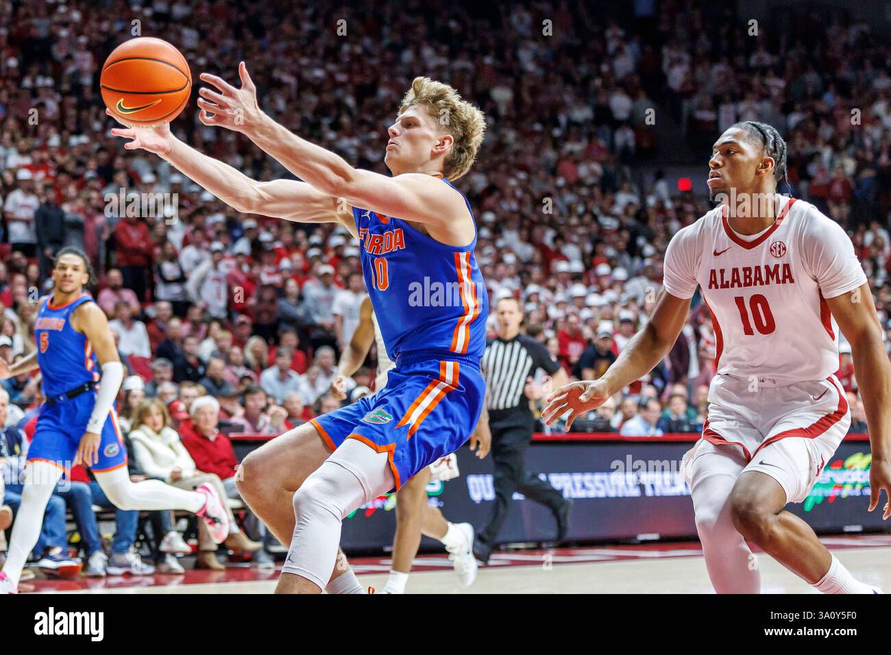 Florida forward Thomas Haugh (10) grabs a rebound past Alabama forward ...