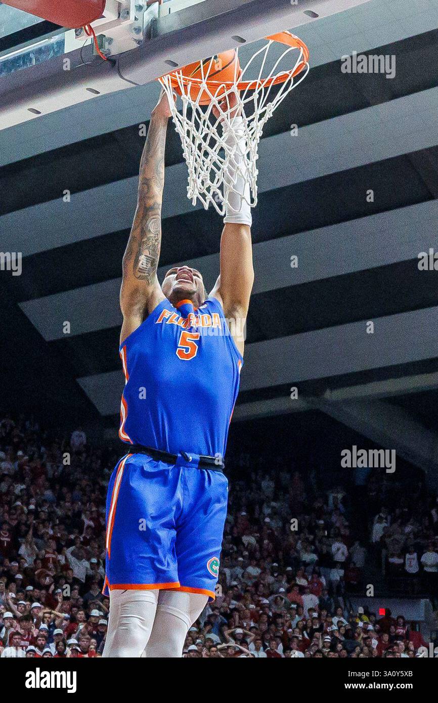 Florida guard Will Richard (5) dunks the ball against Alabama during ...