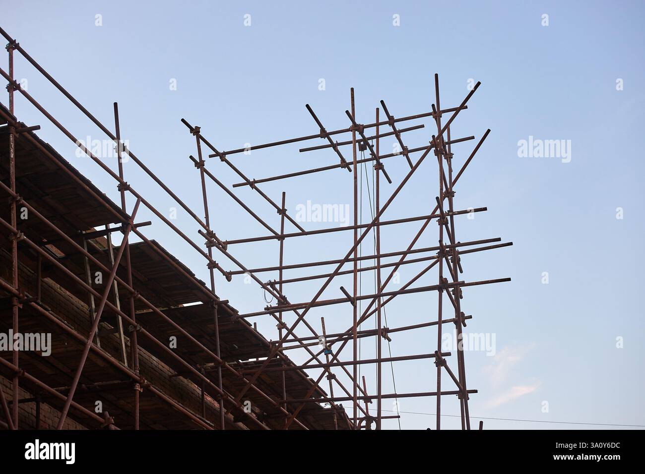Scaffolding at a construction site looking unsafe Stock Photo - Alamy