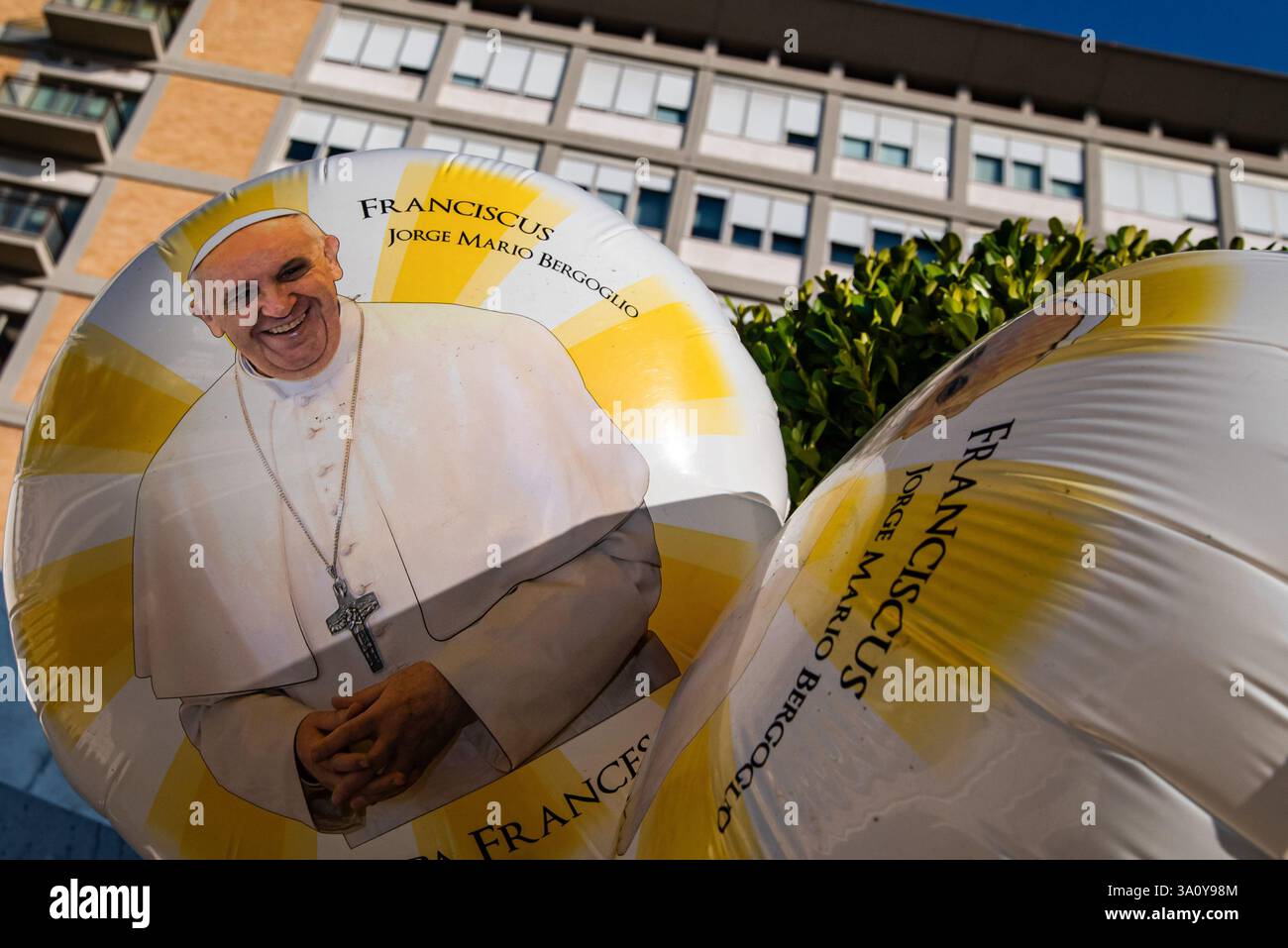 Rome, Italy. 05th Mar, 2025. Balloons left by faithful under the statue ...