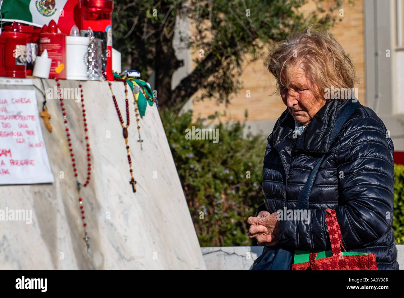 Rome, Italy. 05th Mar, 2025. Faithful pray in front of the statue of ...