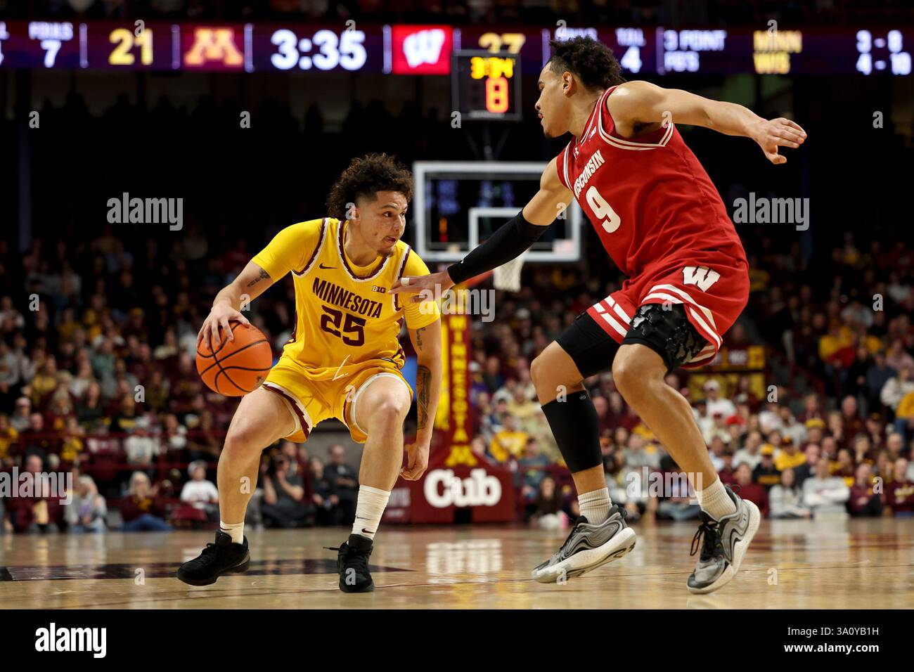 Minnesota guard Lu'Cye Patterson (25) dribbles against Wisconsin guard ...