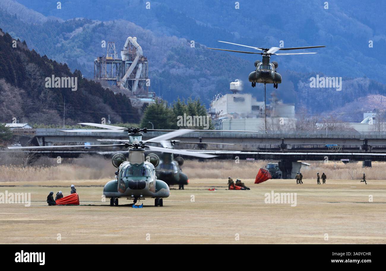 The Japan Self-Defense Forces helicopters leave for firefighting ...