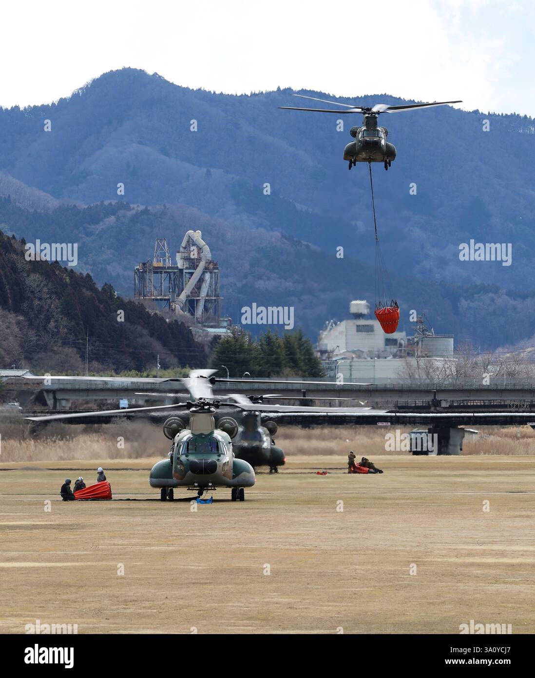 The Japan Self-Defense Forces helicopters leave for firefighting ...