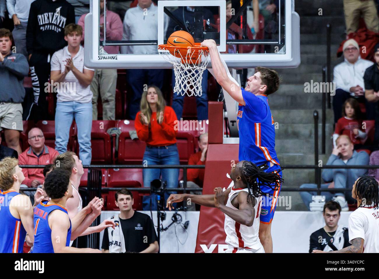 Florida forward/center Alex Condon (21) dunks the ball over Alabama ...