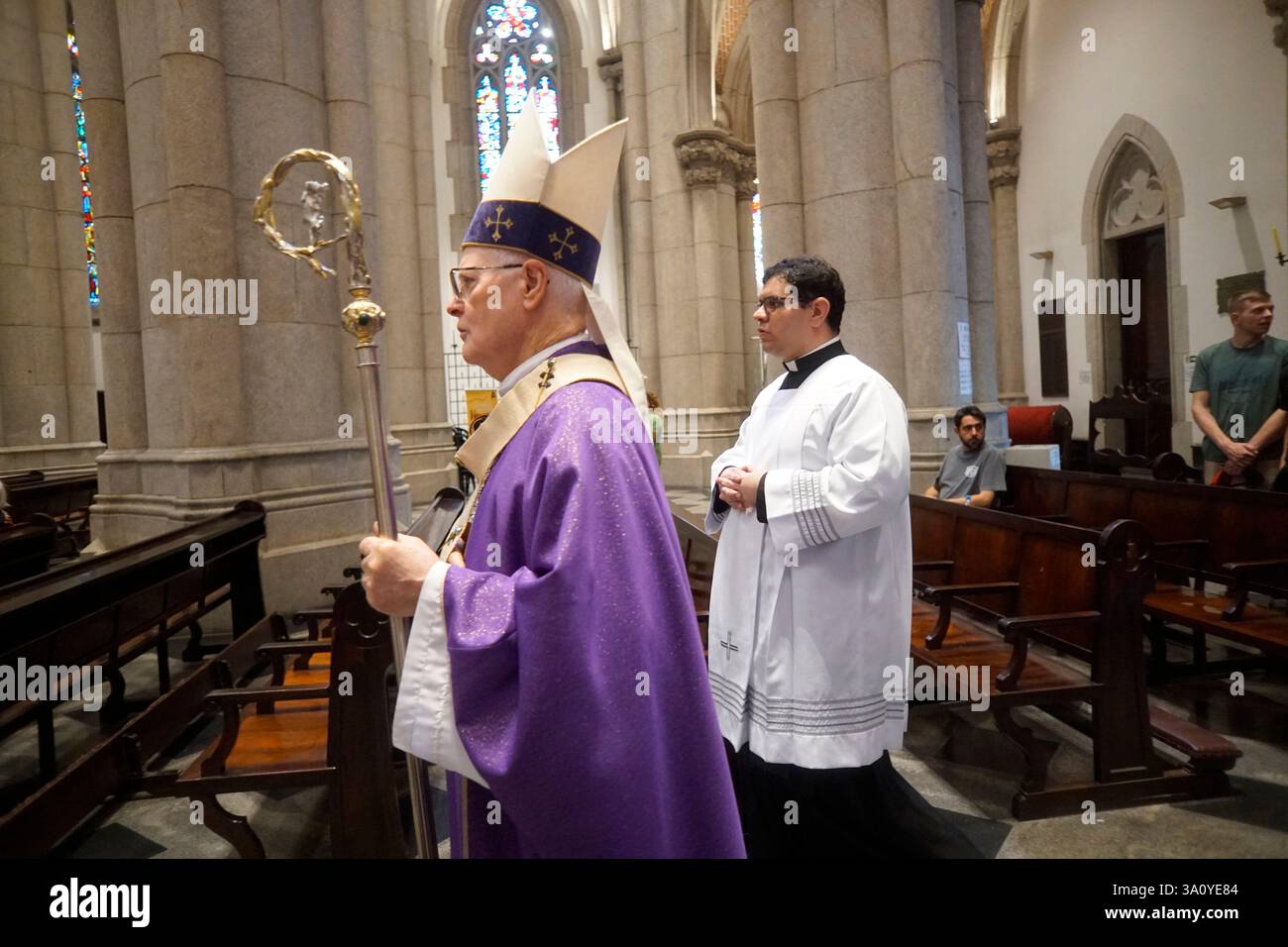 Catholic faithful attending a mass at Catedral Metropolitana Sé to ...