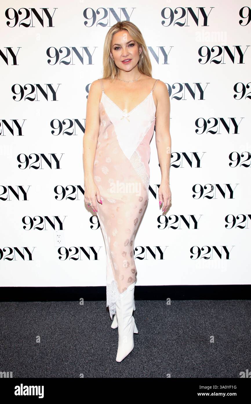 Kate Hudson poses backstage before discussing the Netflix television ...