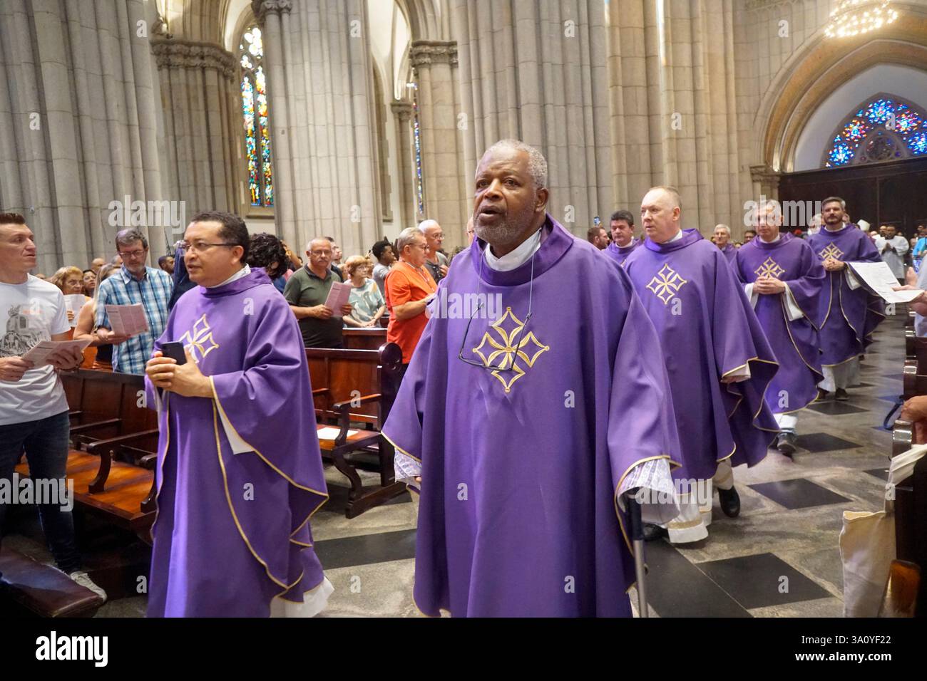 Catholic faithful attending a mass at Catedral Metropolitana Sé to ...