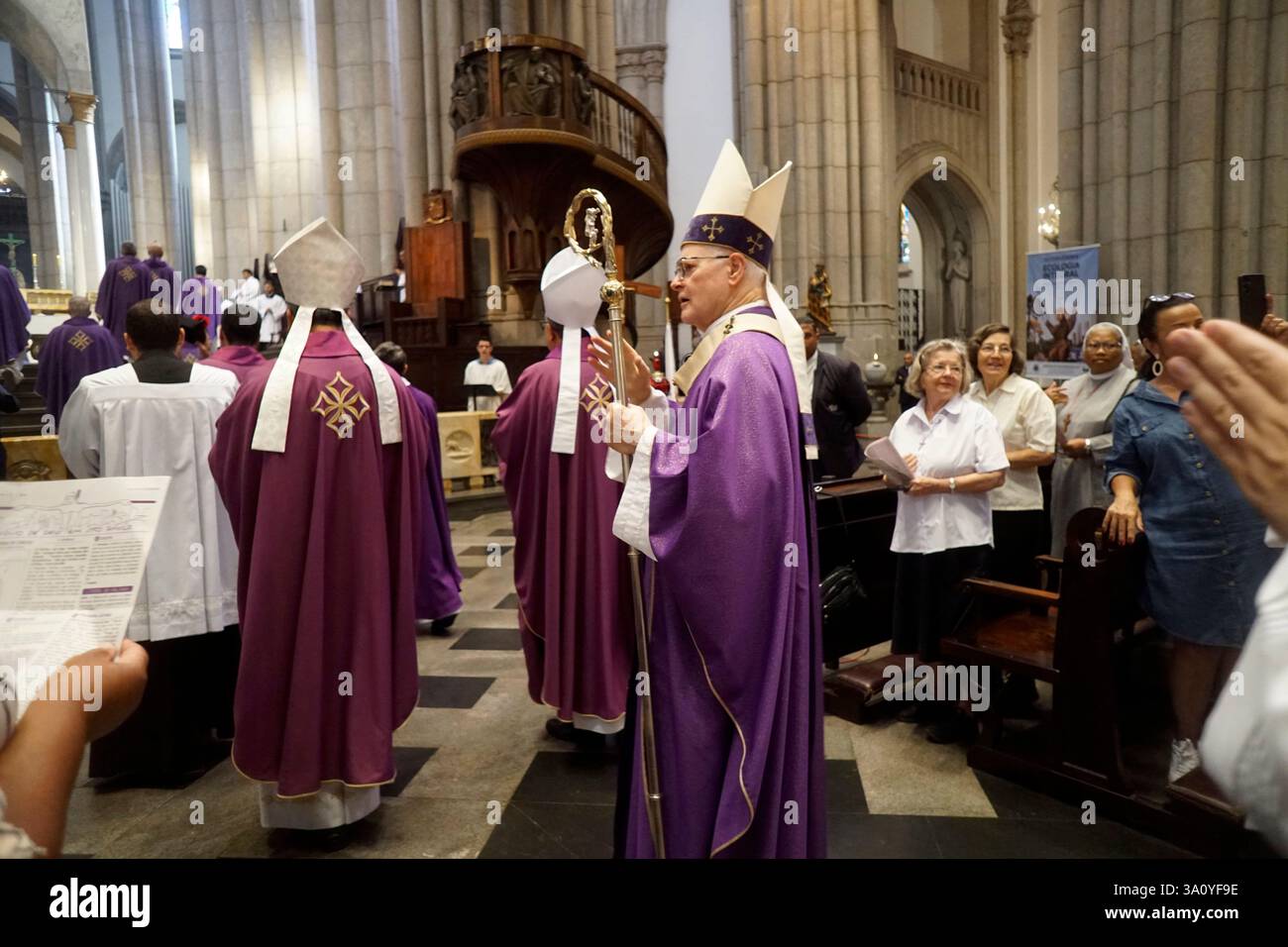 Catholic faithful attending a mass at Catedral Metropolitana Sé to ...