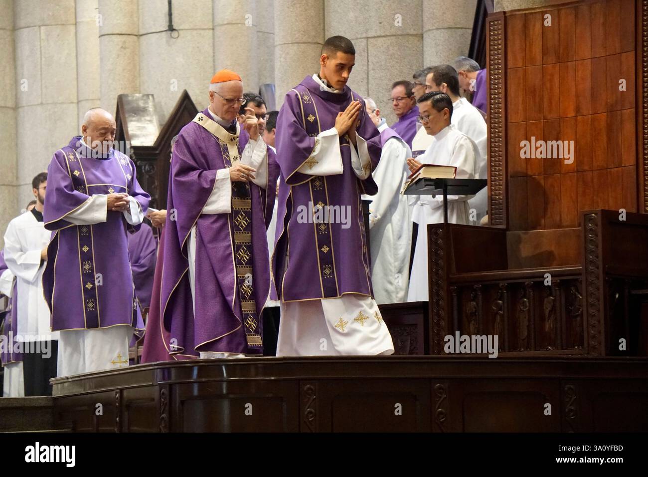 Catholic faithful attending a mass at Catedral Metropolitana Sé to ...
