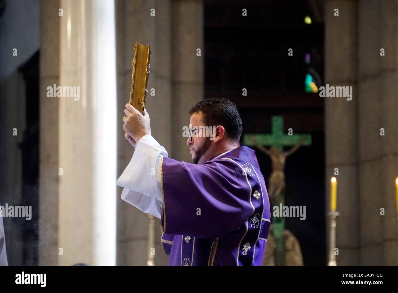 Catholic faithful attending a mass at Catedral Metropolitana Sé to ...
