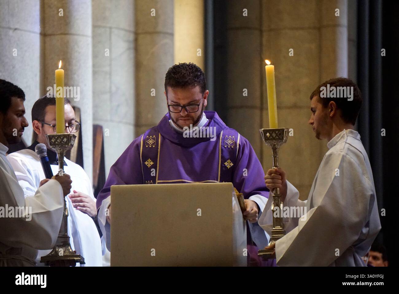 Catholic faithful attending a mass at Catedral Metropolitana Sé to ...