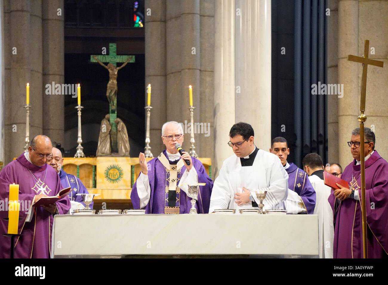Catholic faithful attending a mass at Catedral Metropolitana Sé to ...