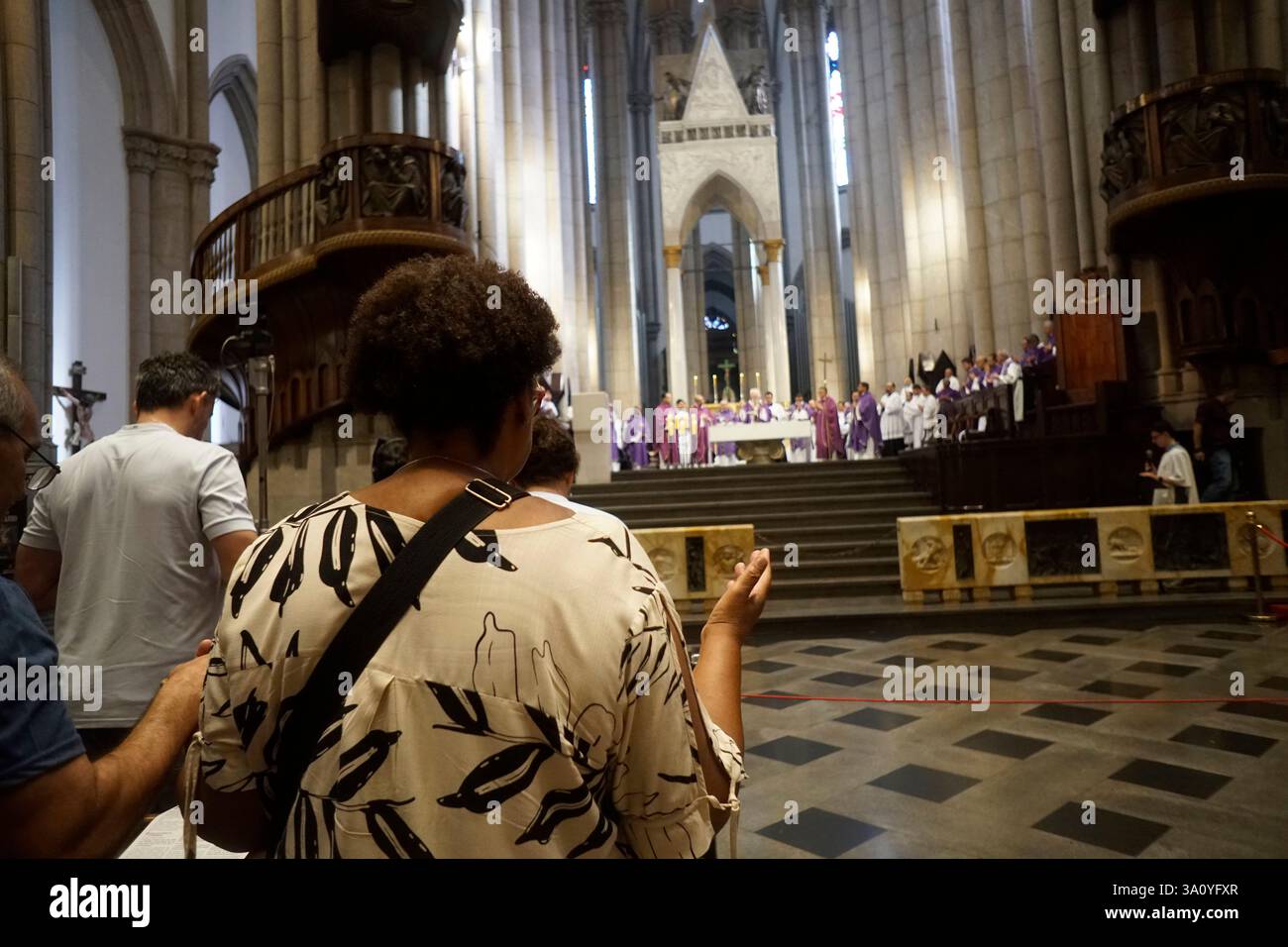 Catholic faithful attending a mass at Catedral Metropolitana Sé to ...