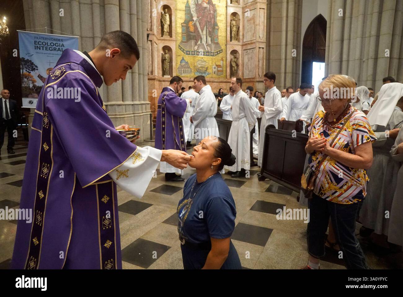 Catholic faithful attending a mass at Catedral Metropolitana Sé to ...