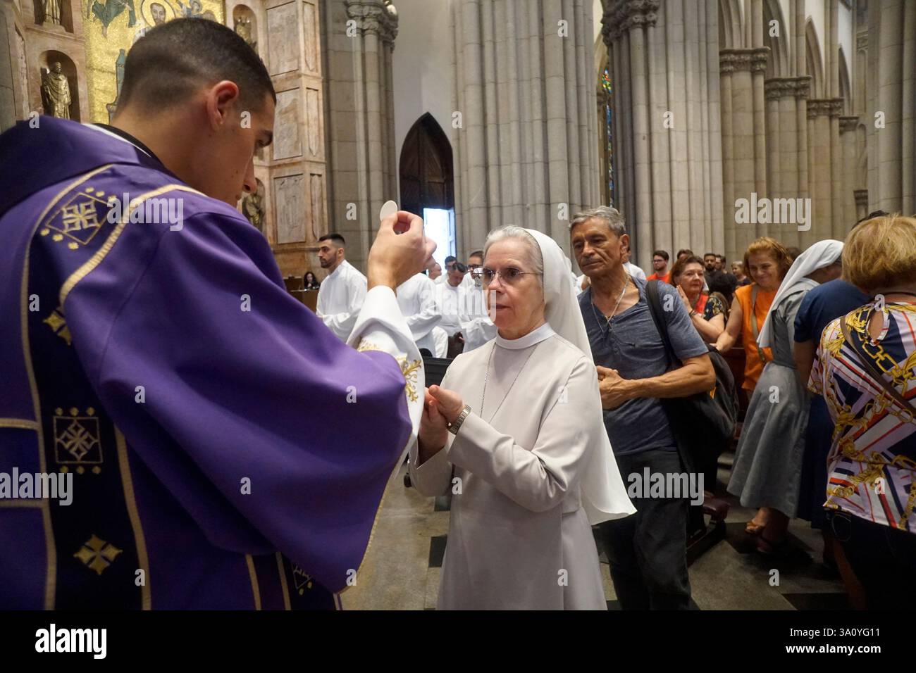 Catholic faithful attending a mass at Catedral Metropolitana Sé to ...