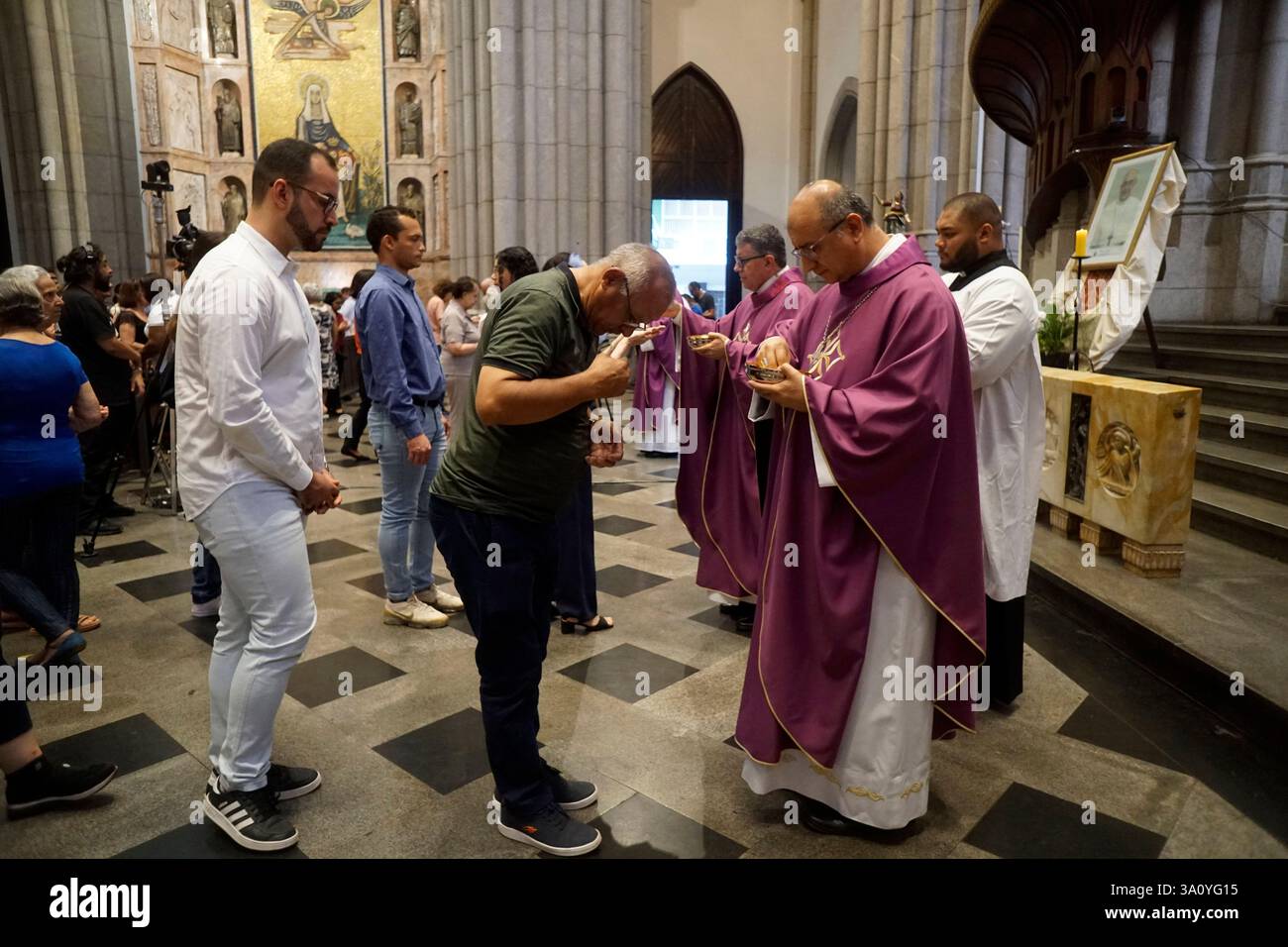 Catholic faithful attending a mass at Catedral Metropolitana Sé to ...