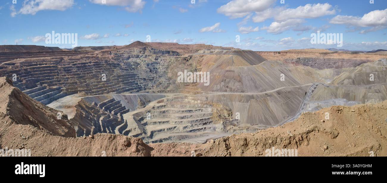An open pit copper mine in southern Arizona Stock Photo - Alamy