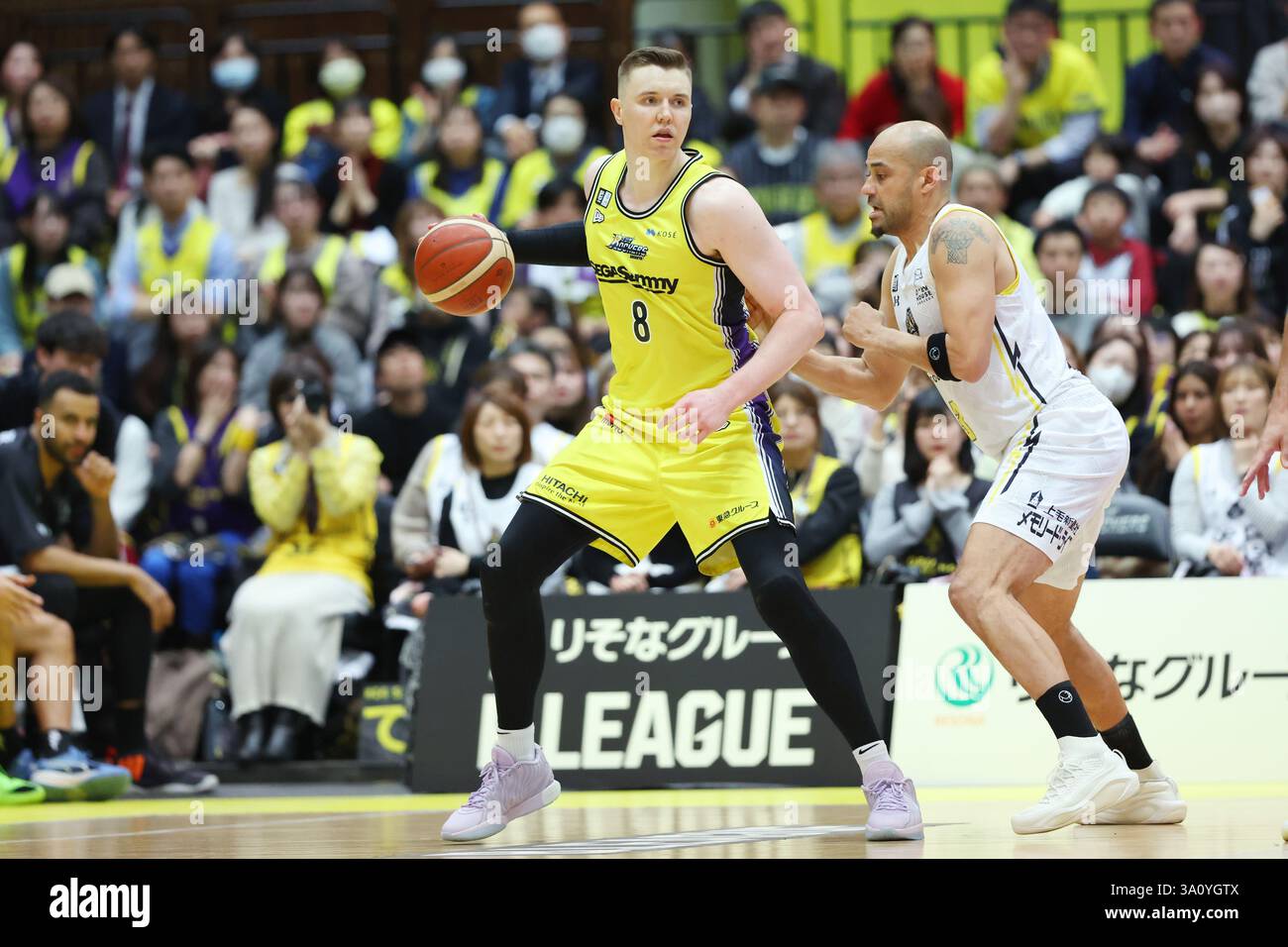 (L-R) Josh Hawkinson (Sunrockers), Michael Parker (Crane Thunders ...