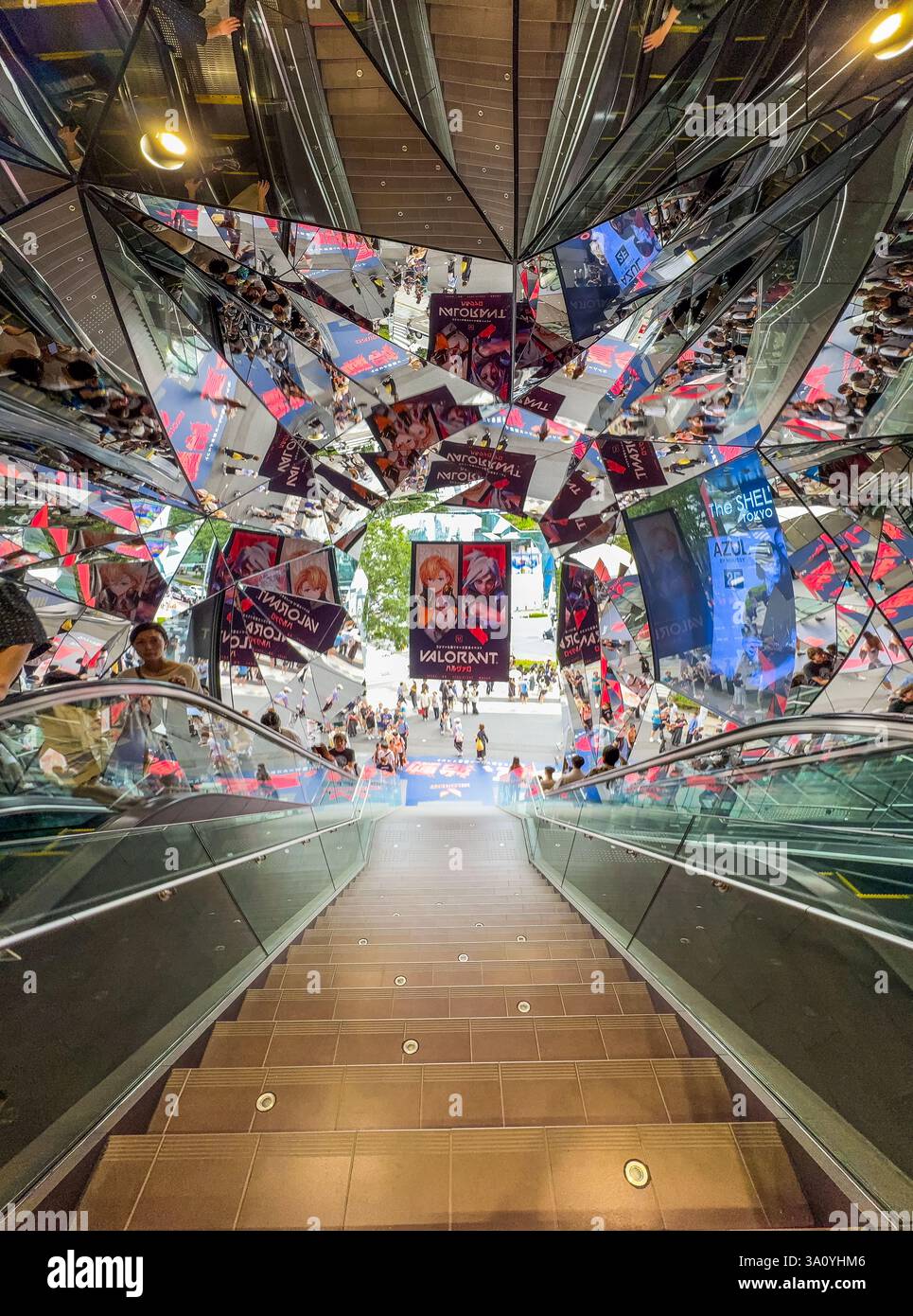 Tokyu Plaza entrance in Ginza, Chuo City, Tokyo, Japan Stock Photo - Alamy