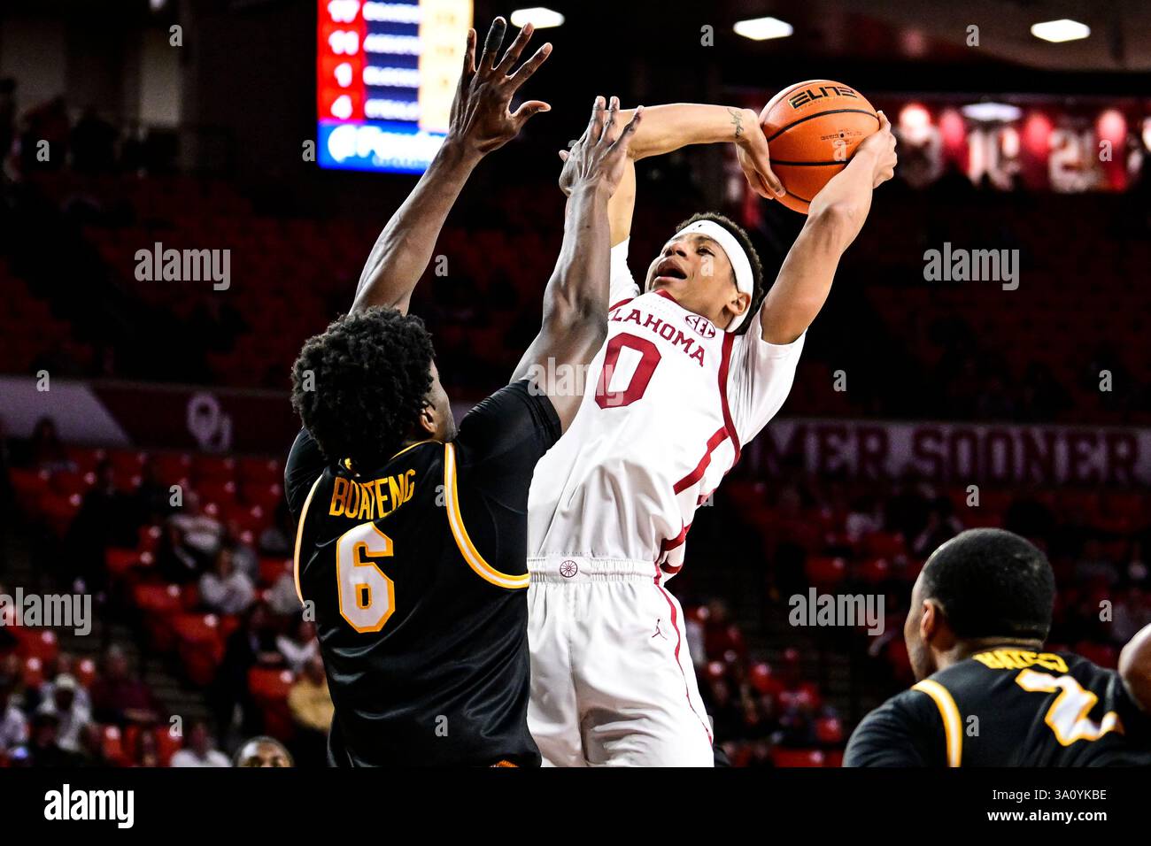 Oklahoma guard Jeremiah Fears (0) shoots against Missouri guard Annor ...